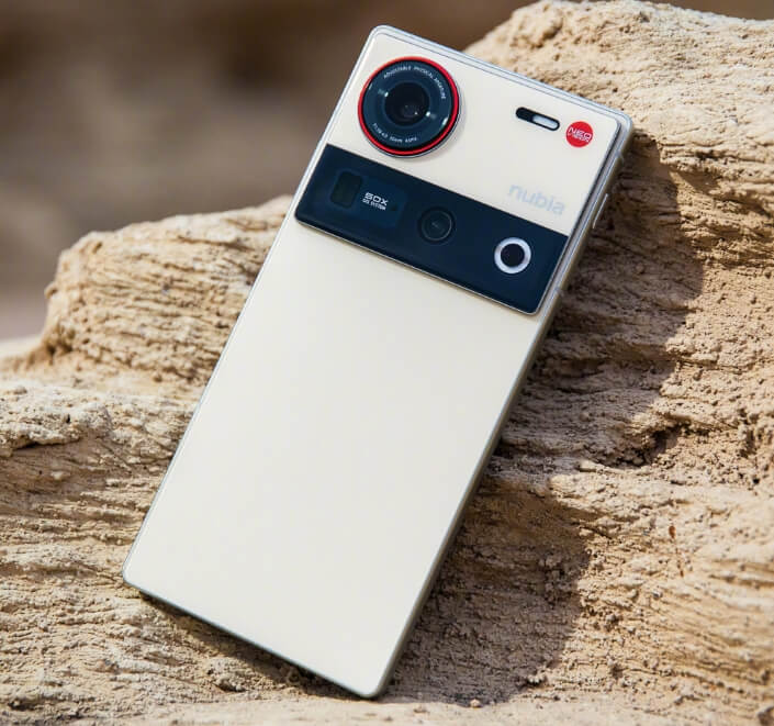 昨天刚发布的努比亚 Z70 Ultra，把前置镜头彻底干没了